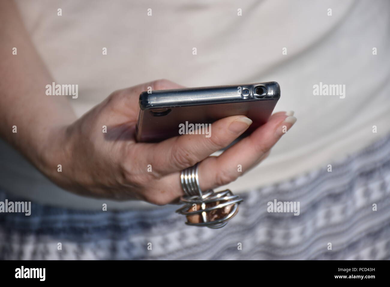 Technology texting hi-res stock photography and images - Alamy