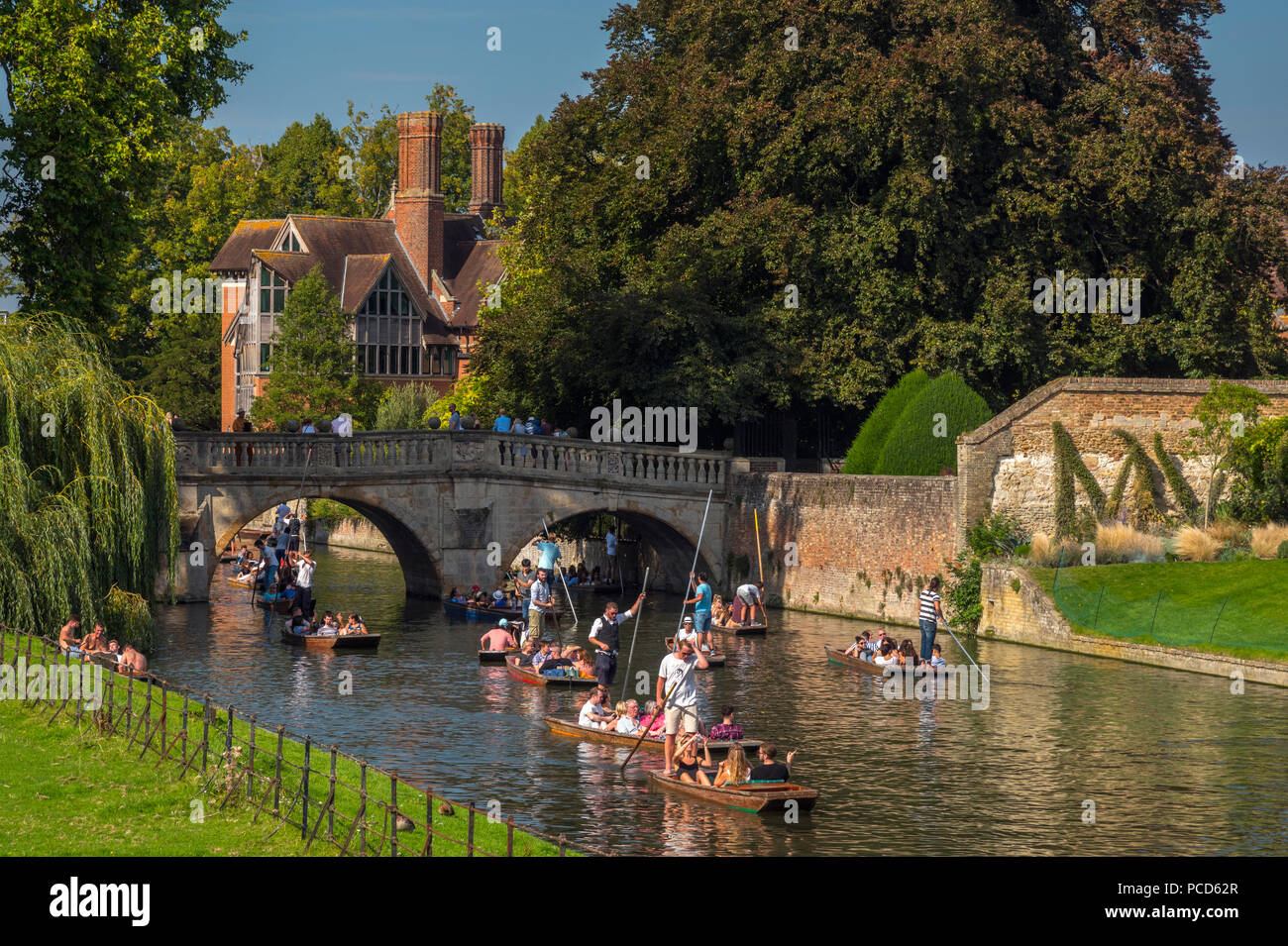 Punting on the River Cam, Clare College, Clare Bridge, Cambridge ...
