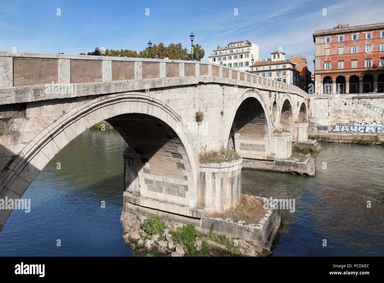 Ponte garibaldi bridge over the tiber hi-res stock photography and ...