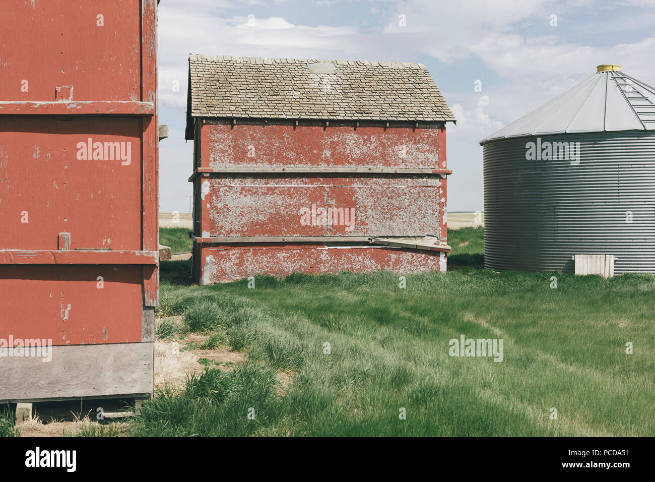 Old barn on prairie field hi-res stock photography and images - Alamy
