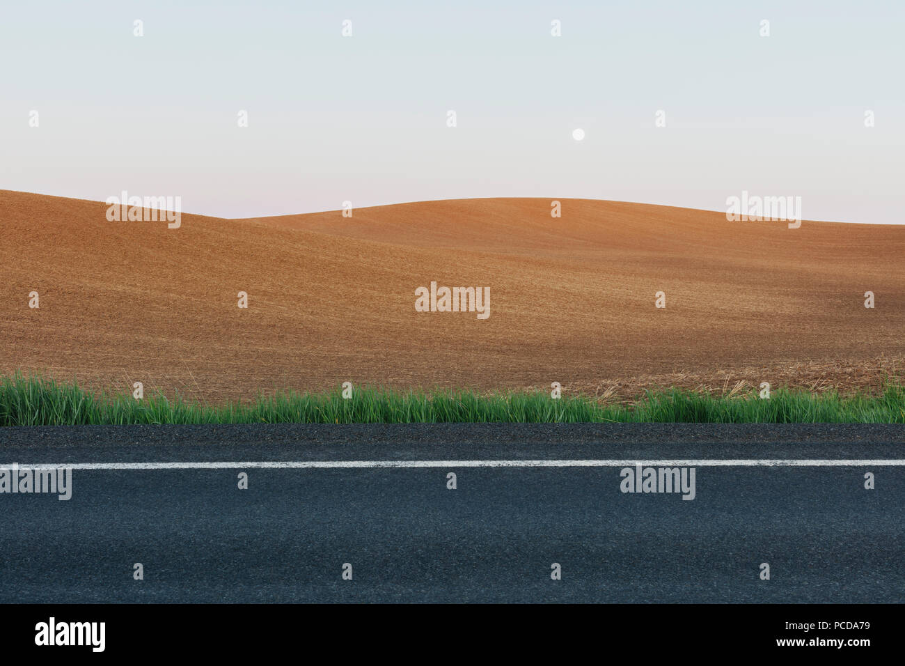 Moon rising over road hi-res stock photography and images - Alamy