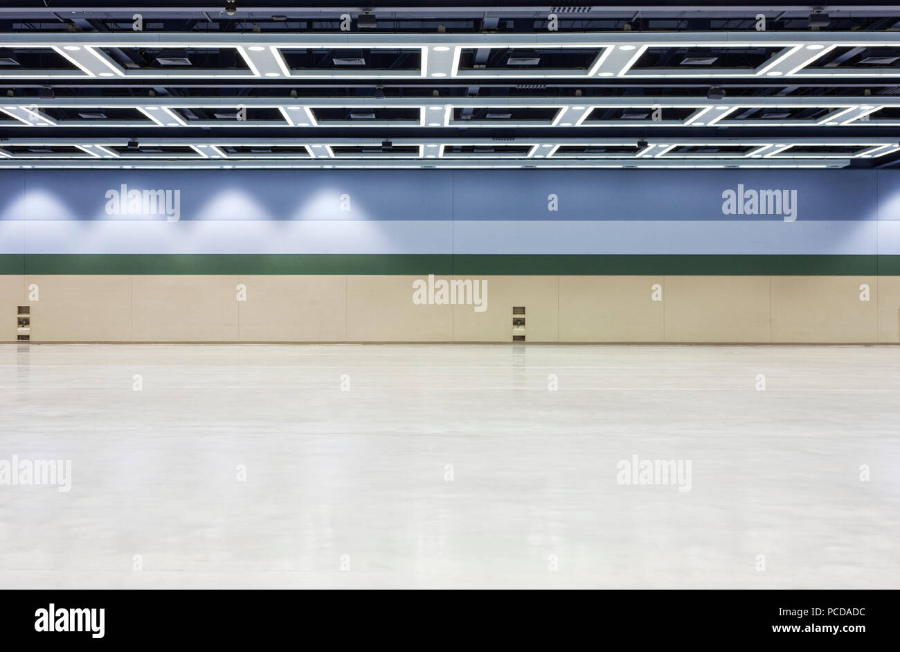 An empty convention center space Stock Photo - Alamy
