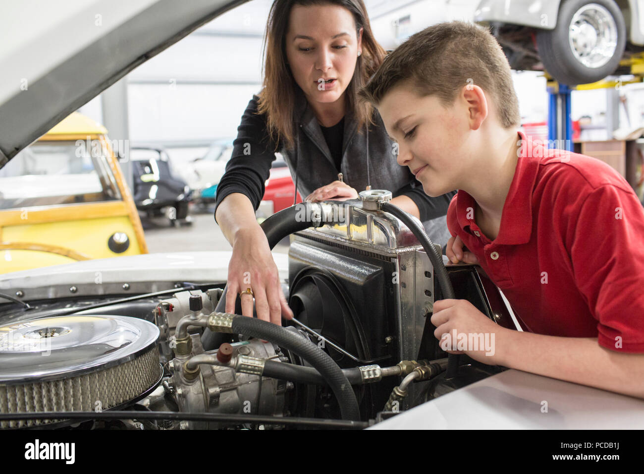 Teen girl mechanic hi-res stock photography and images - Alamy
