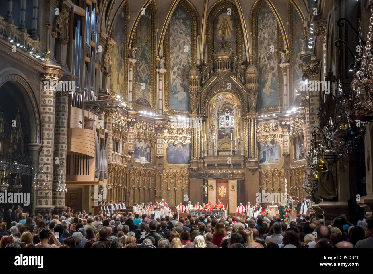 Large mass of people hi-res stock photography and images - Alamy