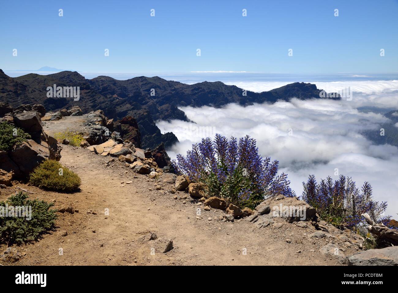 Caldera rim trail hi-res stock photography and images - Alamy