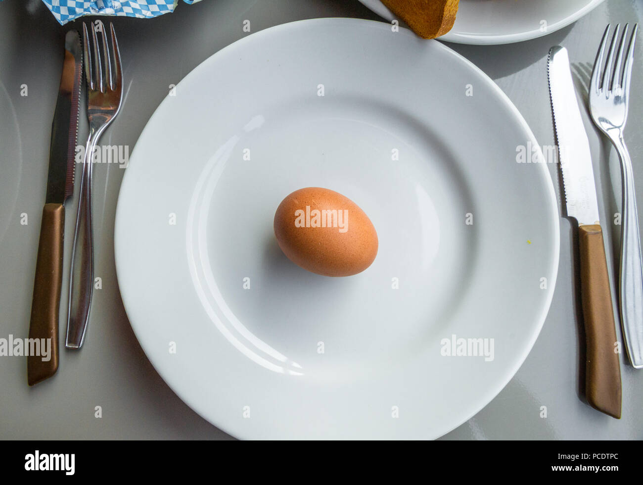 Table setout for eggs for breakfast Stock Photo - Alamy