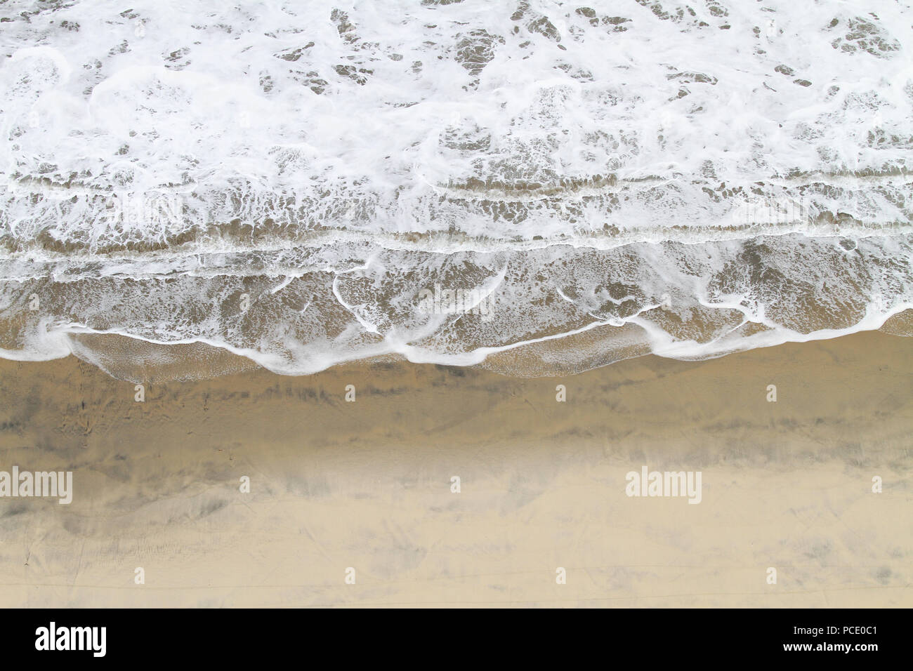 Wave coming into shore hi-res stock photography and images - Alamy