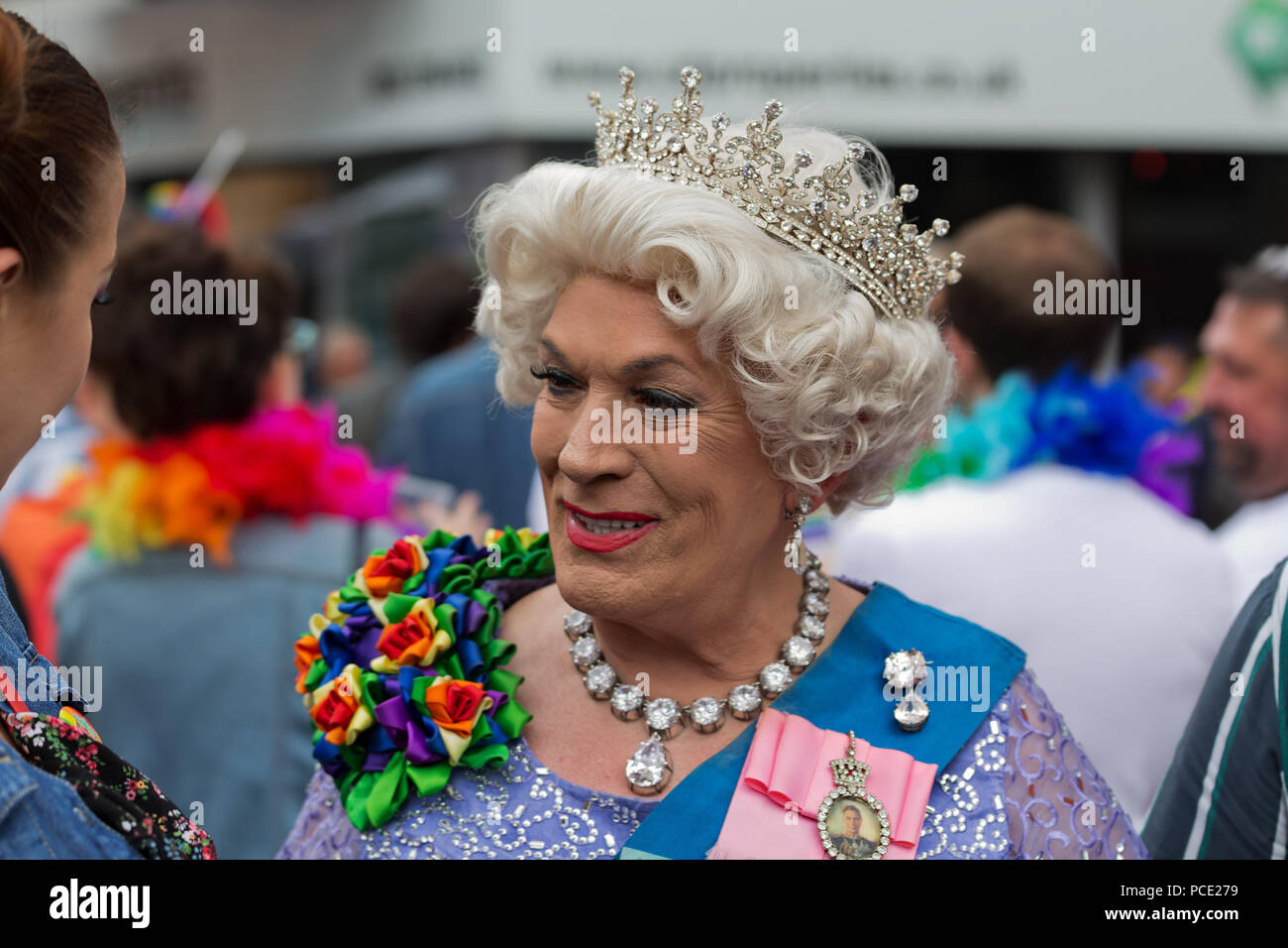 Queen elizabeth ii impersonator hi-res stock photography and images - Alamy