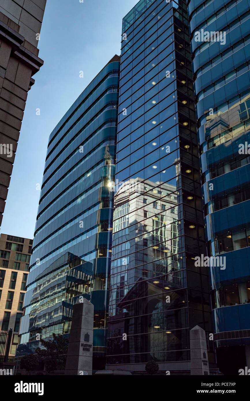 Modern office block london hi-res stock photography and images - Alamy