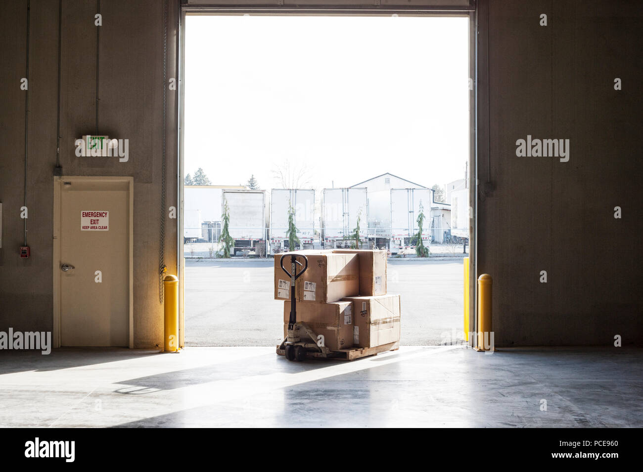 Stack boxes on pallet pallet hi-res stock photography and images - Alamy