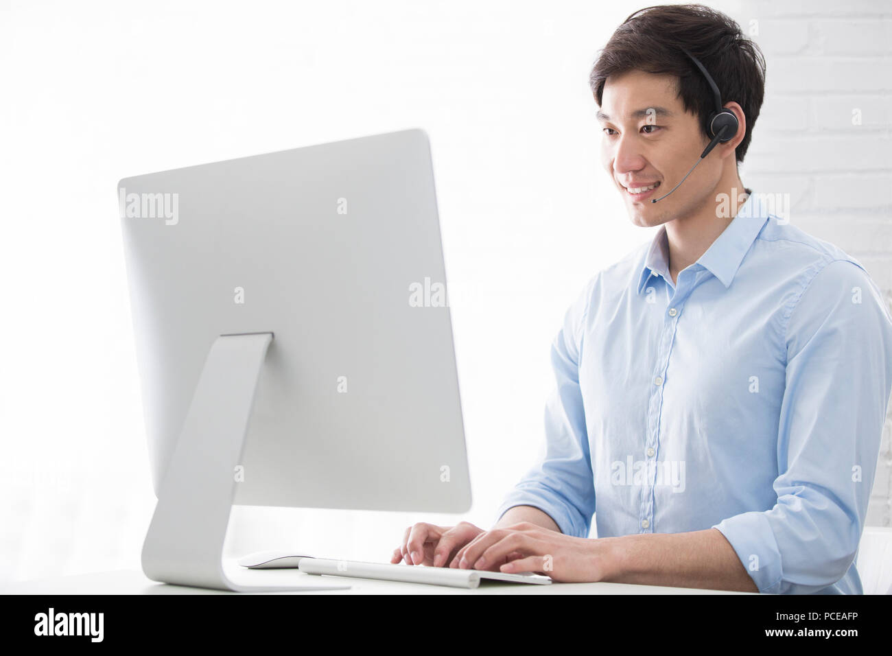 Chinese office worker hi-res stock photography and images - Alamy