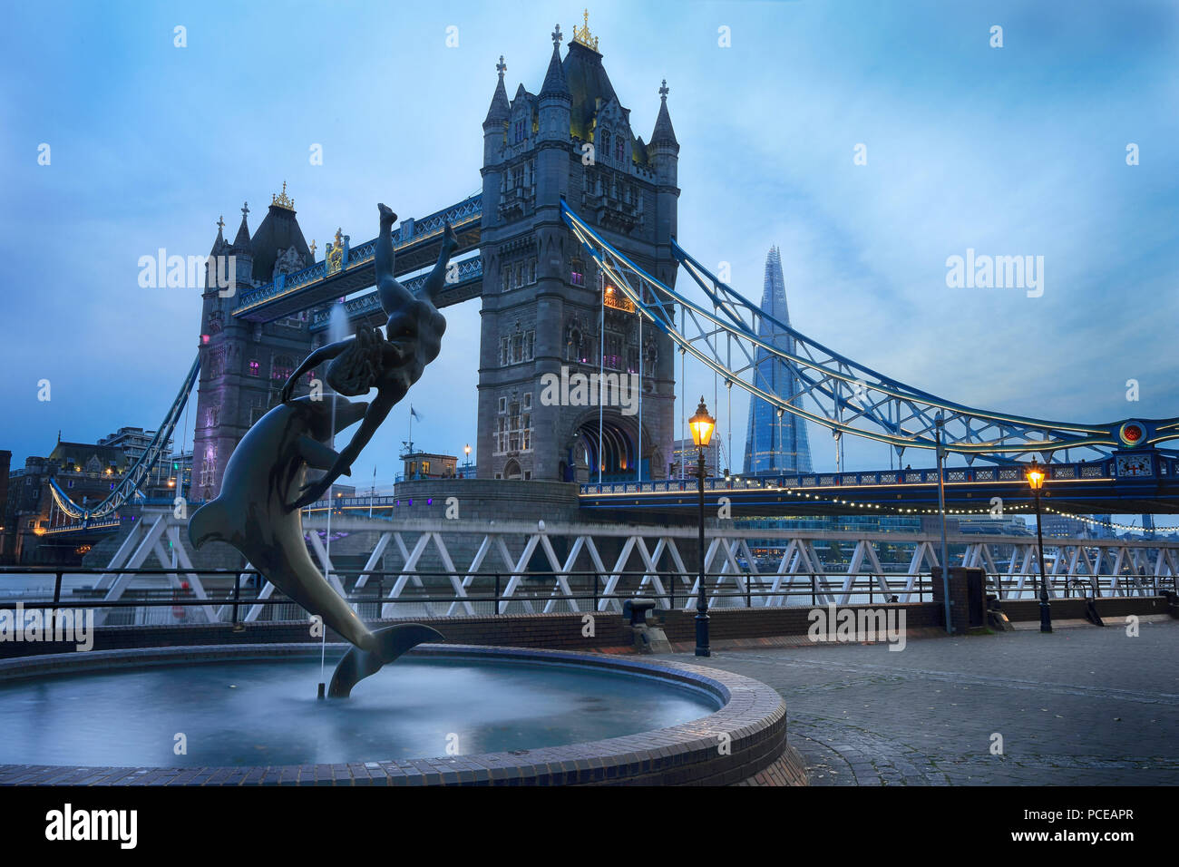 Illuminated tower bridge hi-res stock photography and images - Alamy