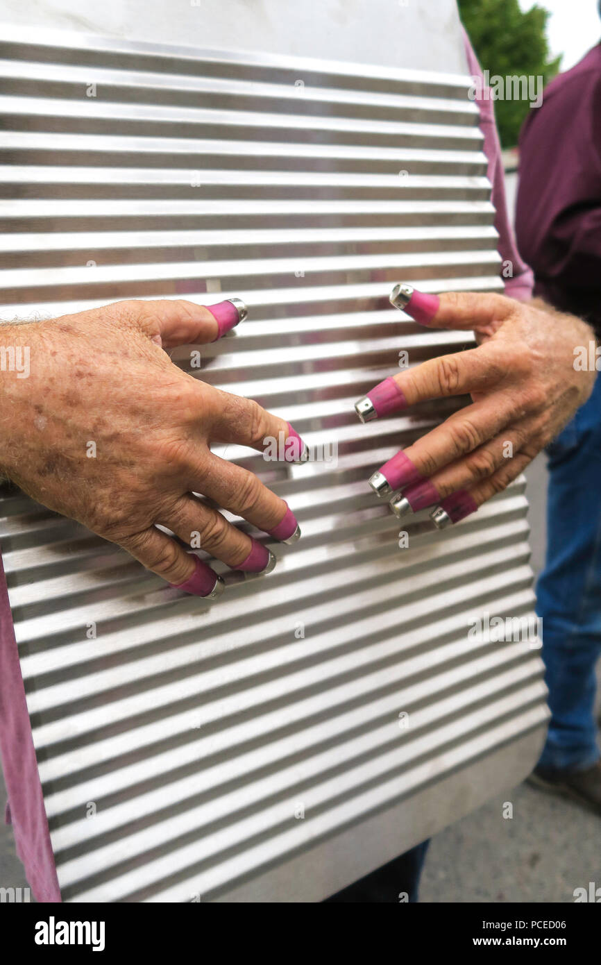 Thimble player hi-res stock photography and images - Alamy