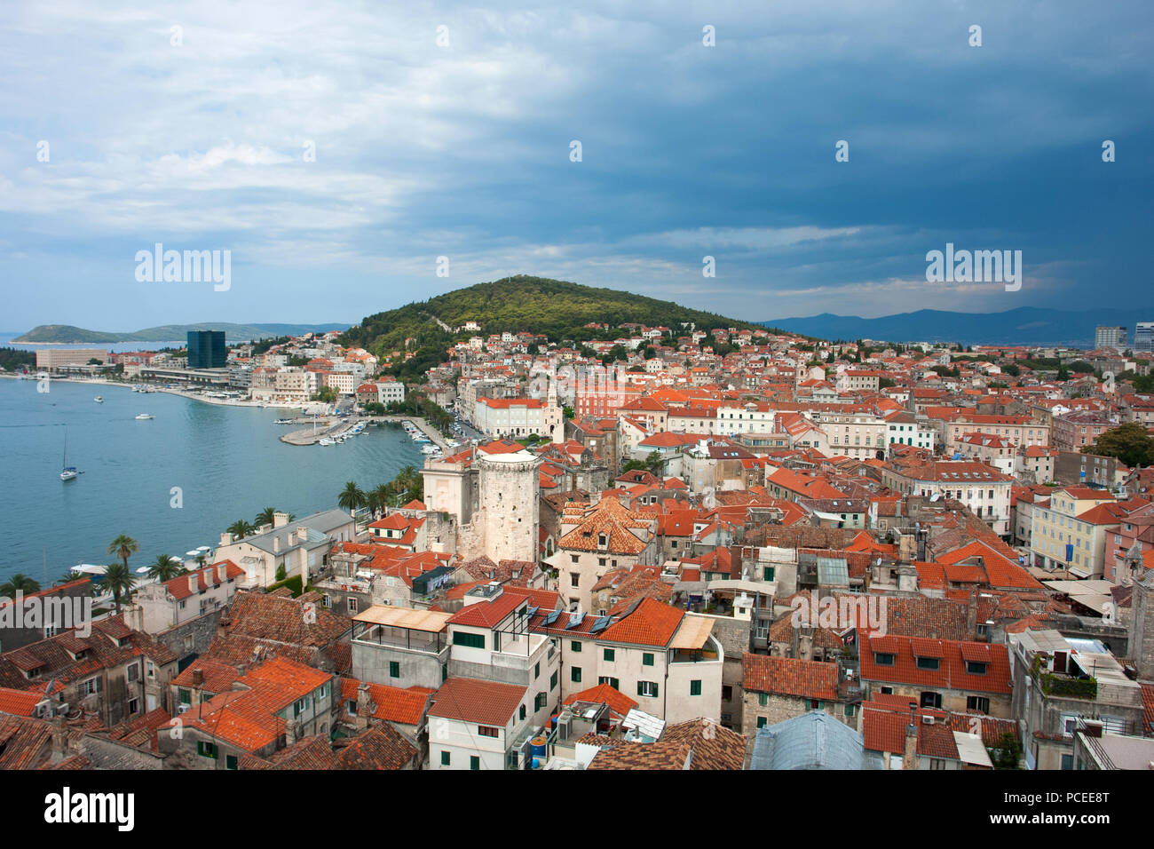 Split buildings in background hi-res stock photography and images - Alamy