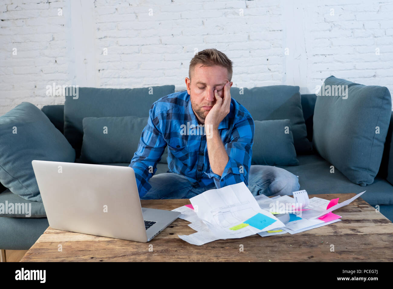 Man paying cash hi-res stock photography and images - Alamy