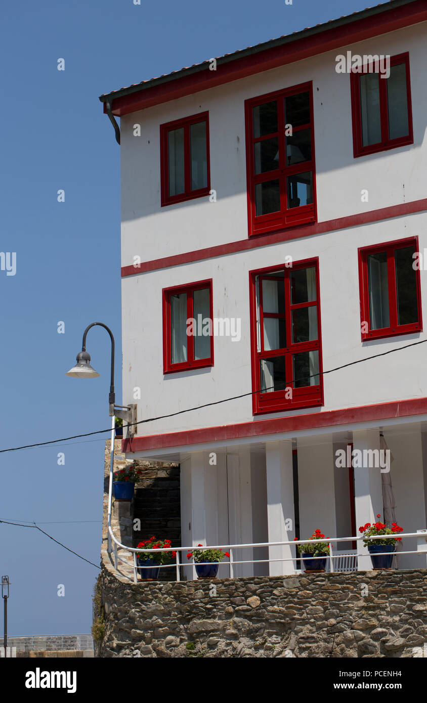 Red windows hi-res stock photography and images - Alamy