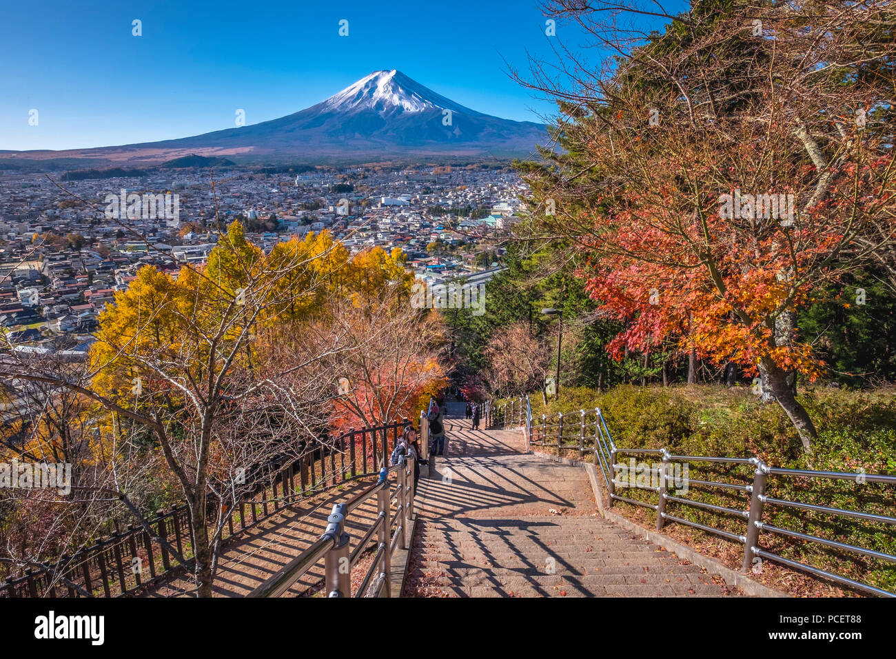 Snow-capped Mount Fuji (Fujisan, 富士山) and Chureito Pagoda (忠霊塔) during ...