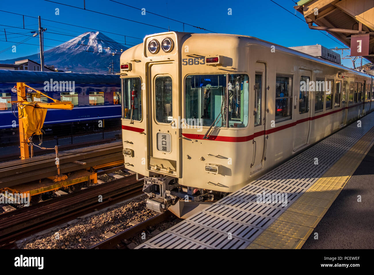 Snow-capped Mount Fuji (Fujisan, 富士山) with autumn foliage from Lake ...