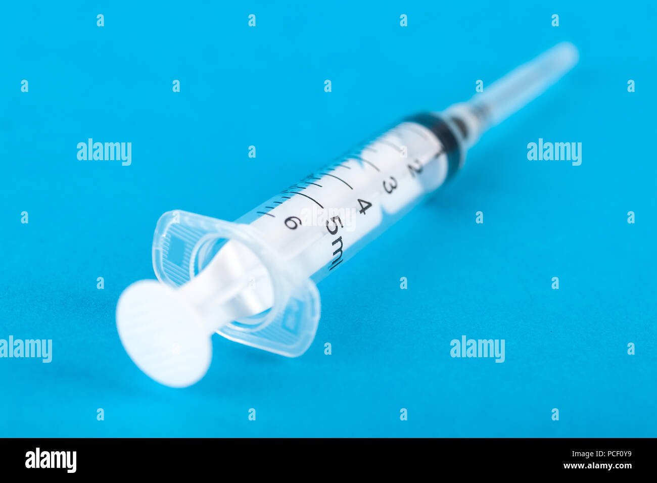 standard design single use syringe isolated on blue background Stock ...