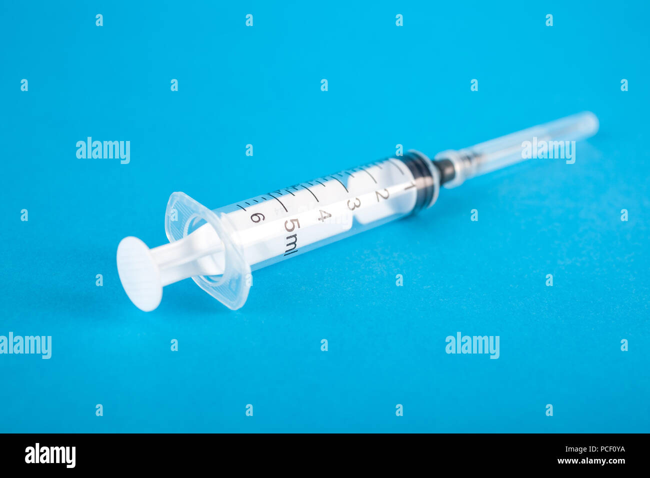 standard design single use syringe isolated on blue background Stock ...