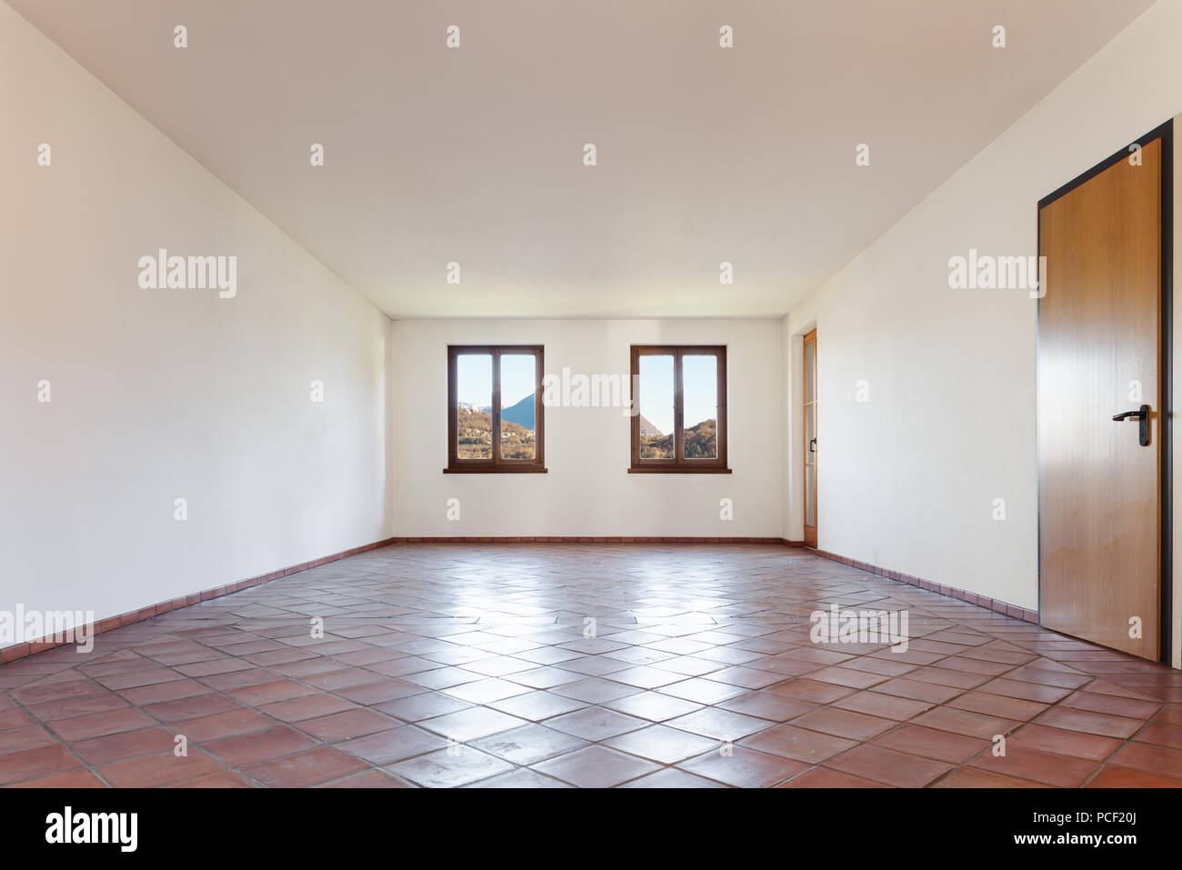 Empty room with two windows hi-res stock photography and images - Alamy