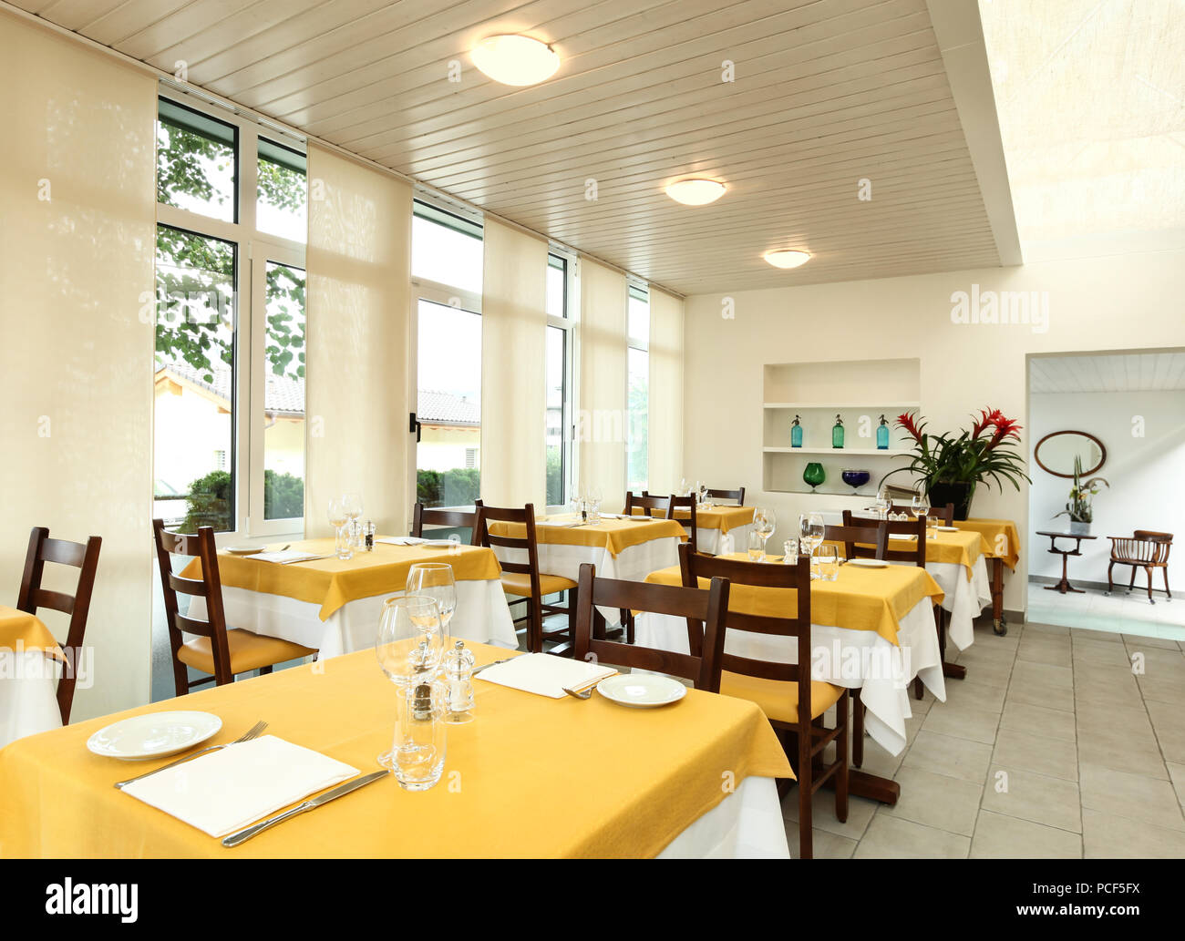 Large restaurant tables hi-res stock photography and images - Alamy