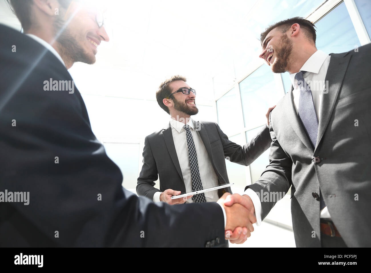 welcome and handshake of business partners Stock Photo - Alamy