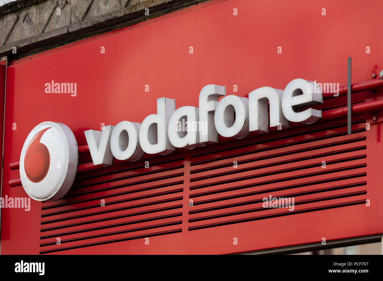 Vodafone store front hi-res stock photography and images - Alamy