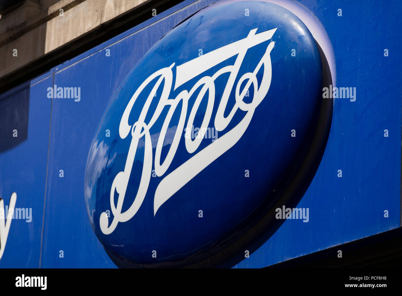 Pharmacy store front hi-res stock photography and images - Alamy