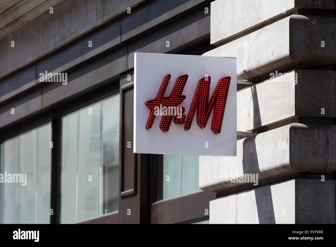 LONDON, UK - JULY 31th 2018: H&M clothing store shop front on Oxford ...