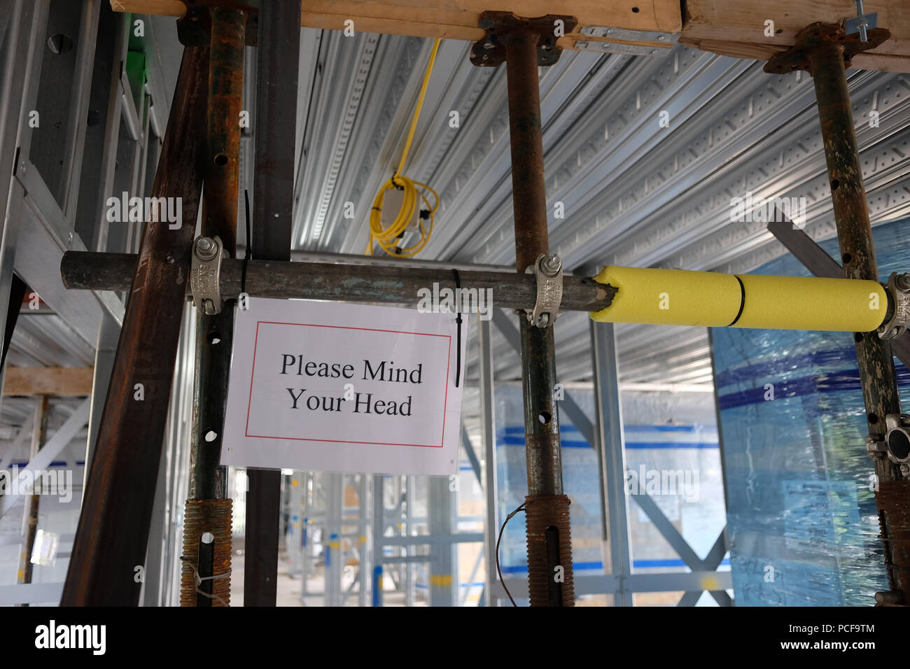Mind your head sign hi-res stock photography and images - Alamy