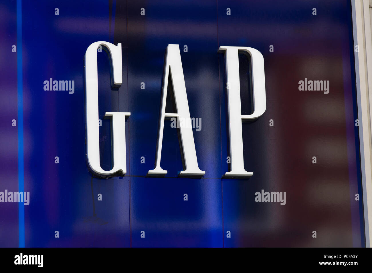 Clothes shop exterior sign gap hi-res stock photography and images - Alamy