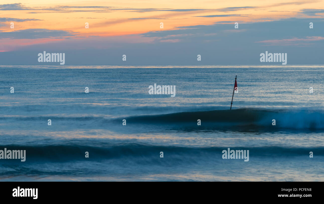 Two waves hi-res stock photography and images - Alamy