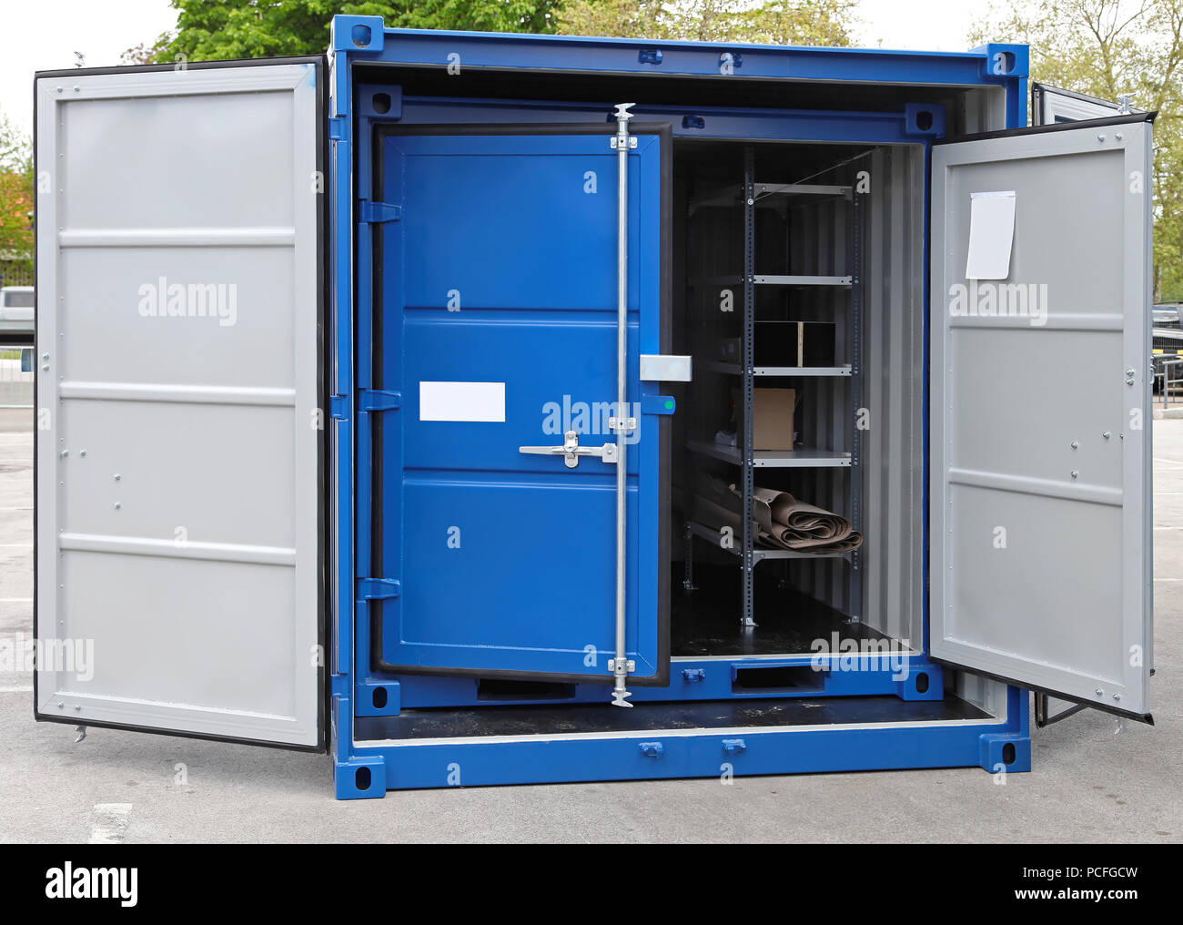 Shipping container doors blue hi-res stock photography and images - Alamy