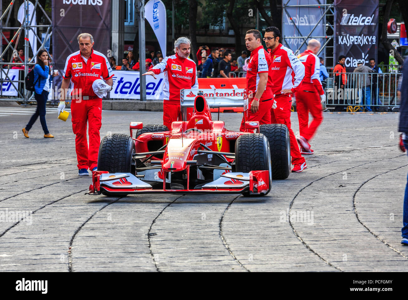 Ferrari pit wheel change hi-res stock photography and images - Alamy