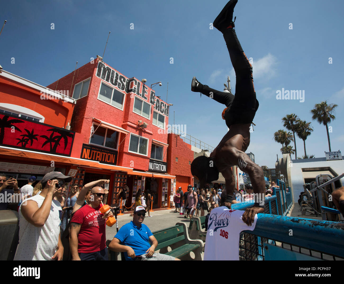 A bodybuilder shows off at Muscle Beach, Venice Beach, Los Angeles ...