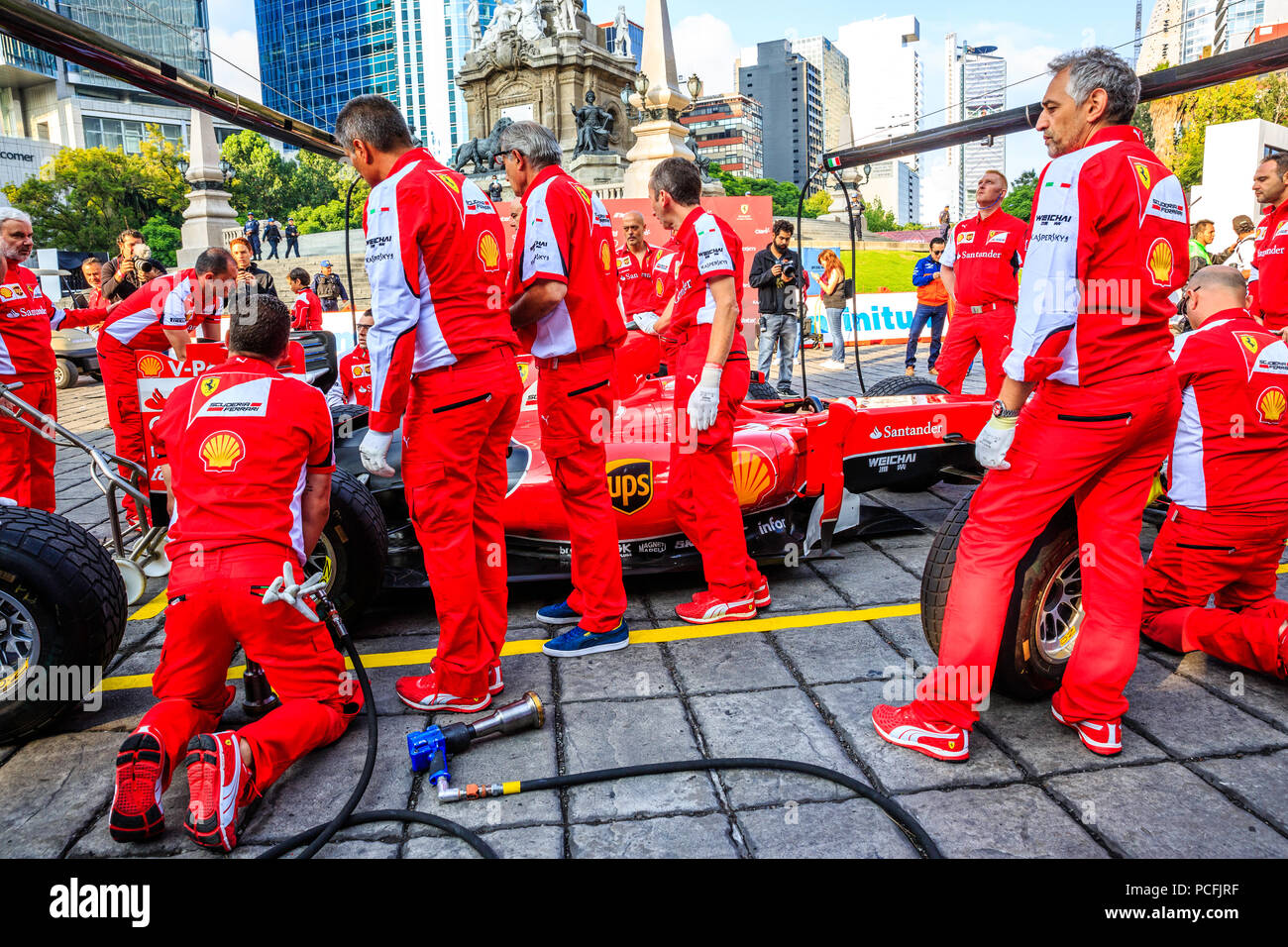 F1 Pit Crew High Resolution Stock Photography and Images - Alamy