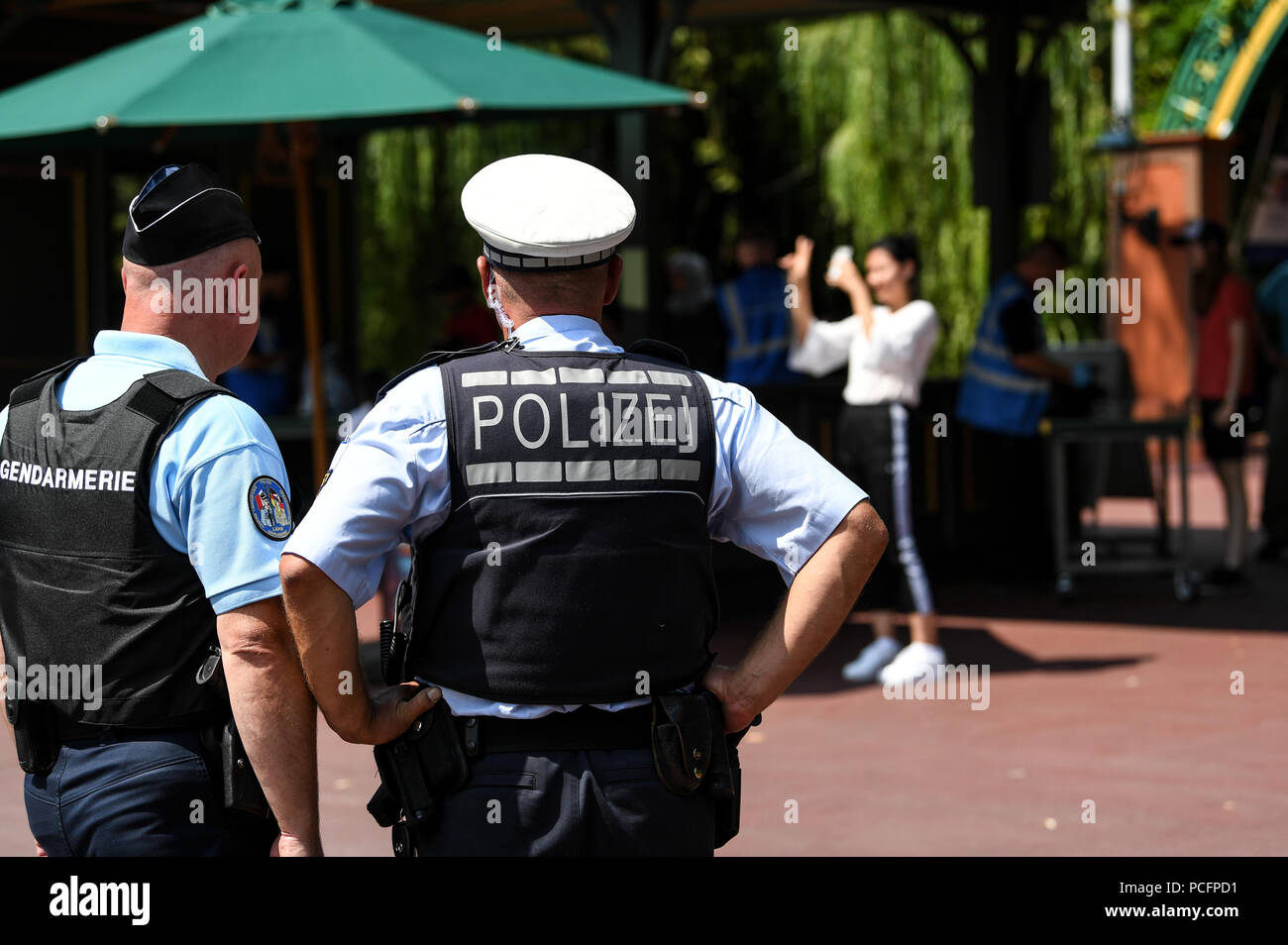 Rust, Germany. 23rd July, 2018. The German policeman Oliver Gremm (R ...