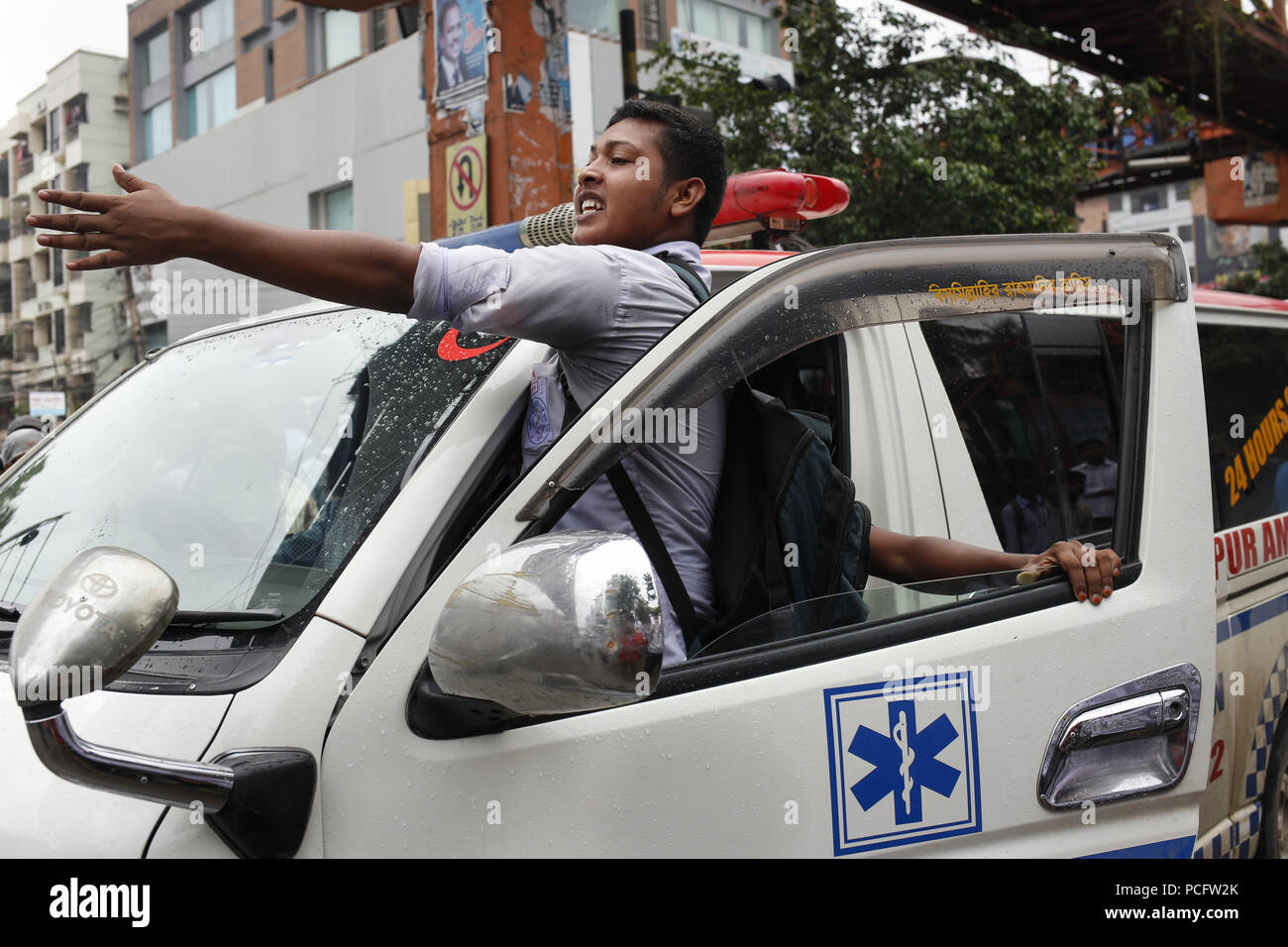 Dhaka, Bangladesh. 2nd Aug, 2018. A student helps an ambulance to make ...