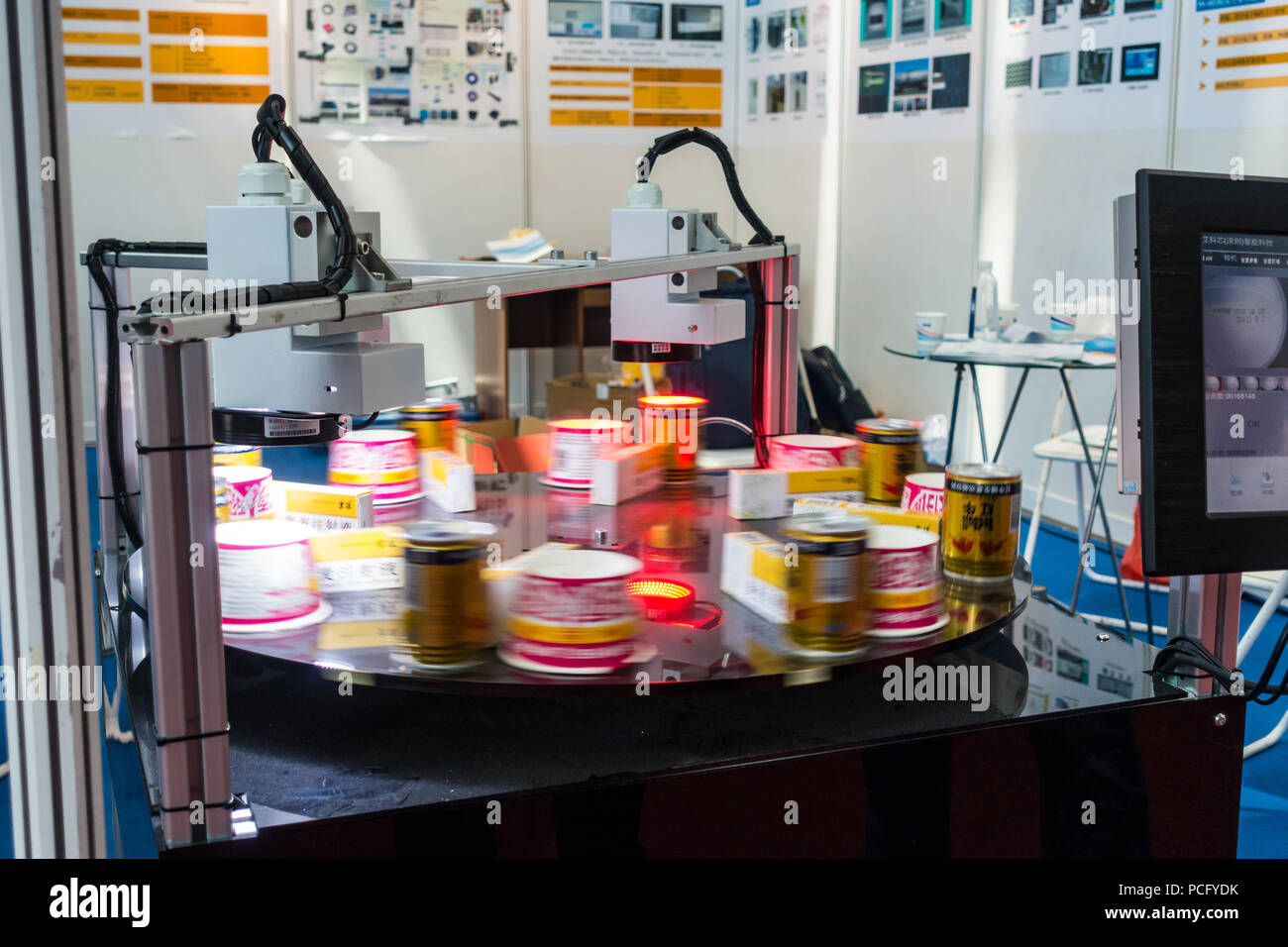 Rapid RFID label tag scanning scanner demo at Smart Retail Expo in ...