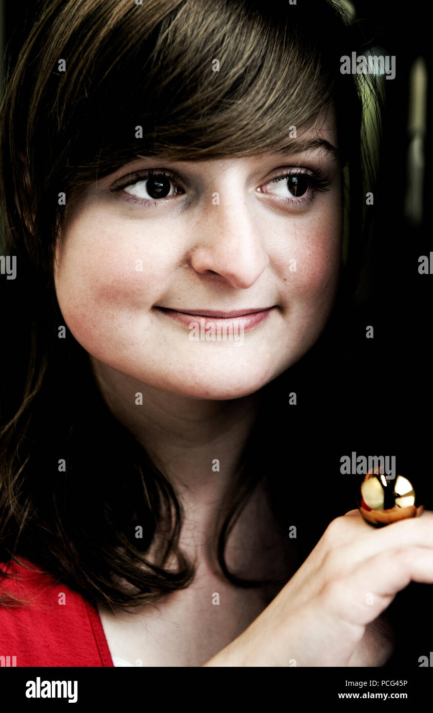 Portrait and serie of jewelry and glass designer Eline Fransen and her ...