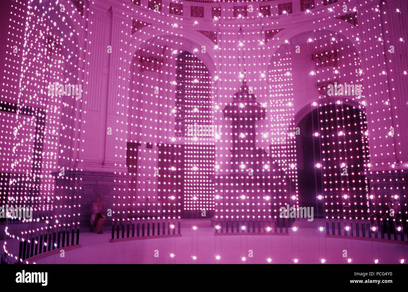 Erwin Redl's "Fade I" ... LED lights installation in the Sainte-Marie ...