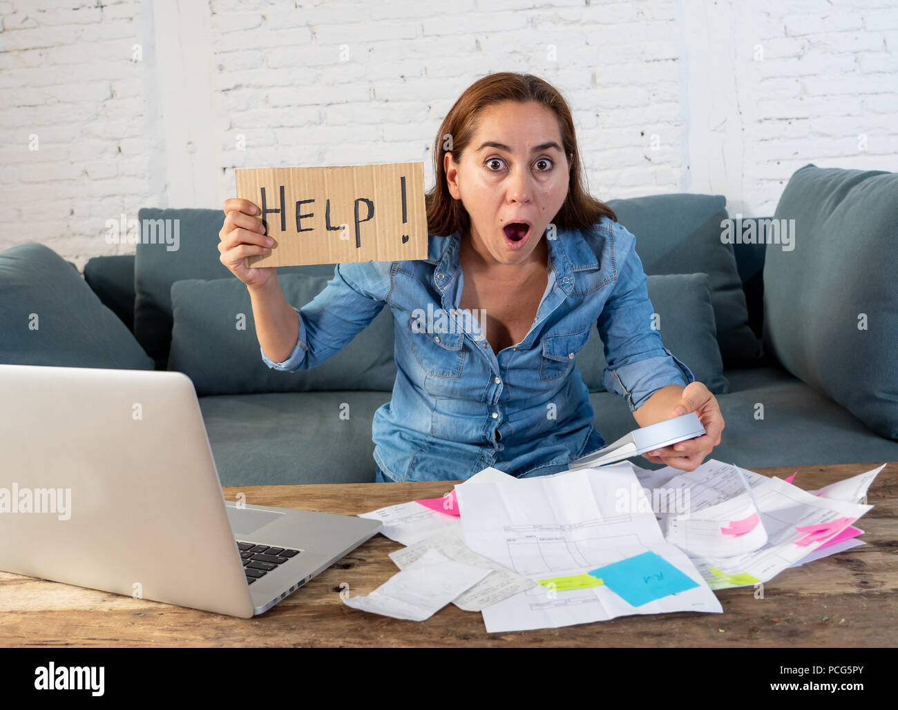 Family paying bill hi-res stock photography and images - Alamy