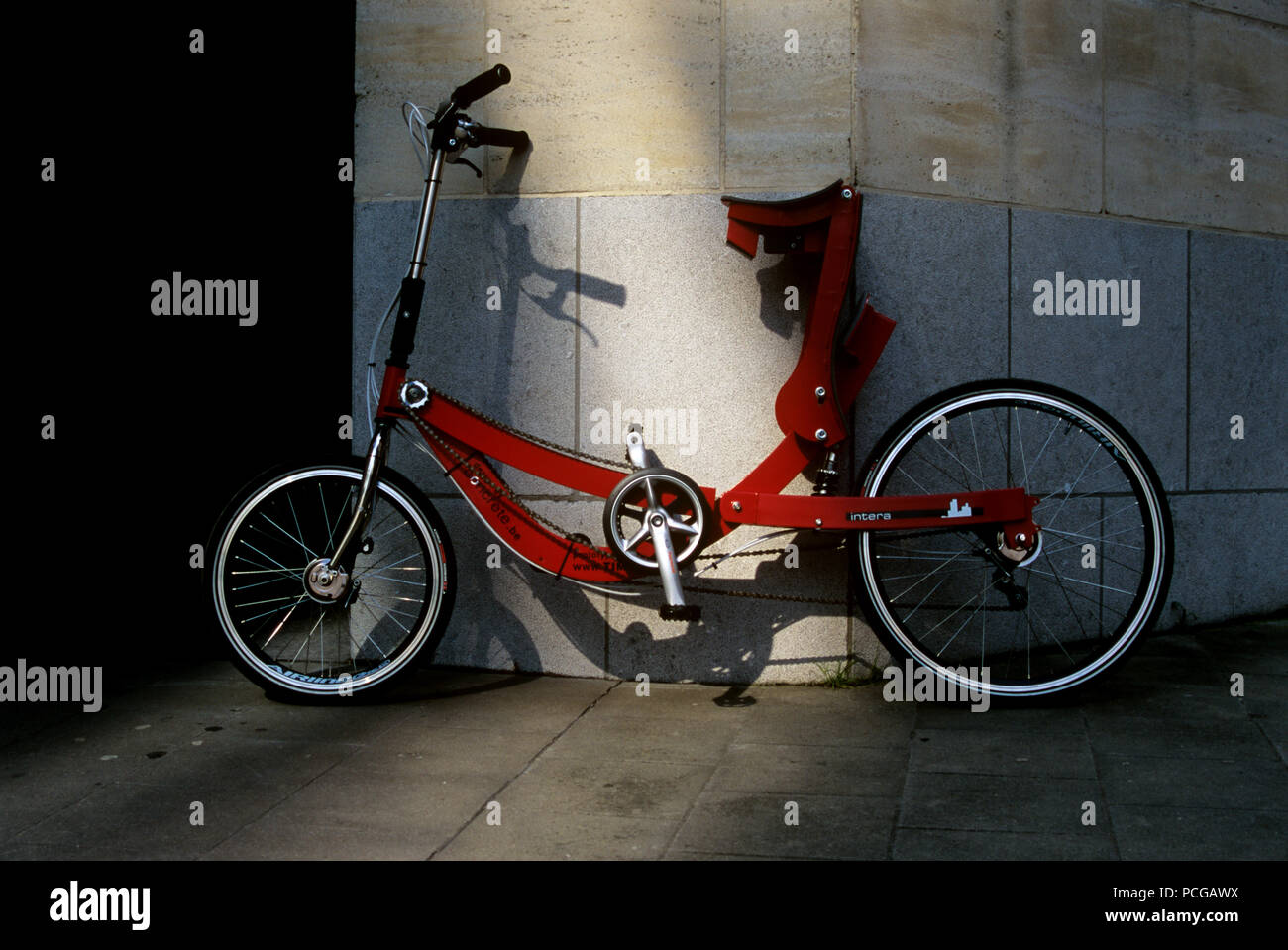 "lig- en stadsfiets" bicycle by Concrete (Pieter Lesage & Alexander ...