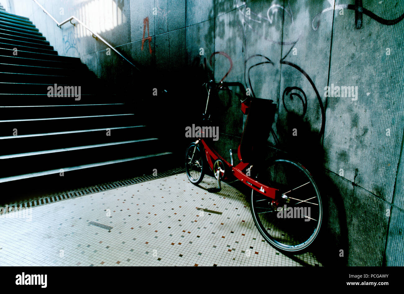 "lig- en stadsfiets" bicycle by Concrete (Pieter Lesage & Alexander ...
