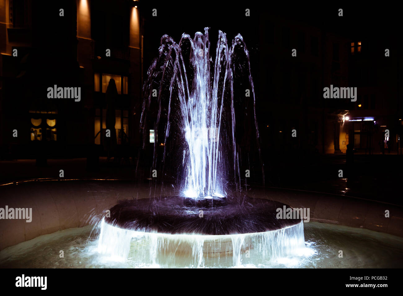 Circular water fountain hi-res stock photography and images - Alamy