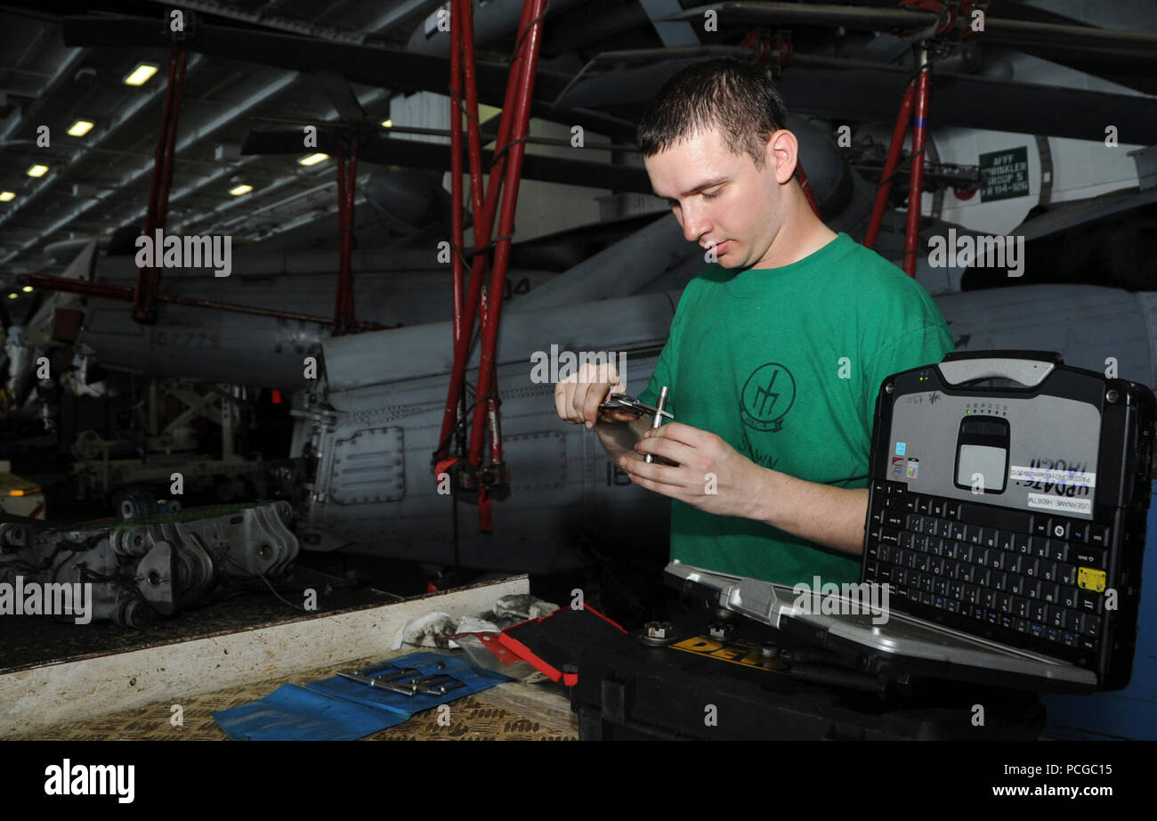 Aviation structural mechanic hi-res stock photography and images - Alamy