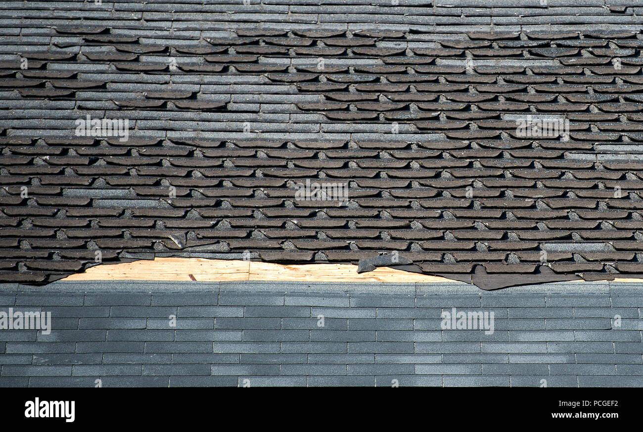 Old worn shingle roof pattern hi-res stock photography and images - Alamy