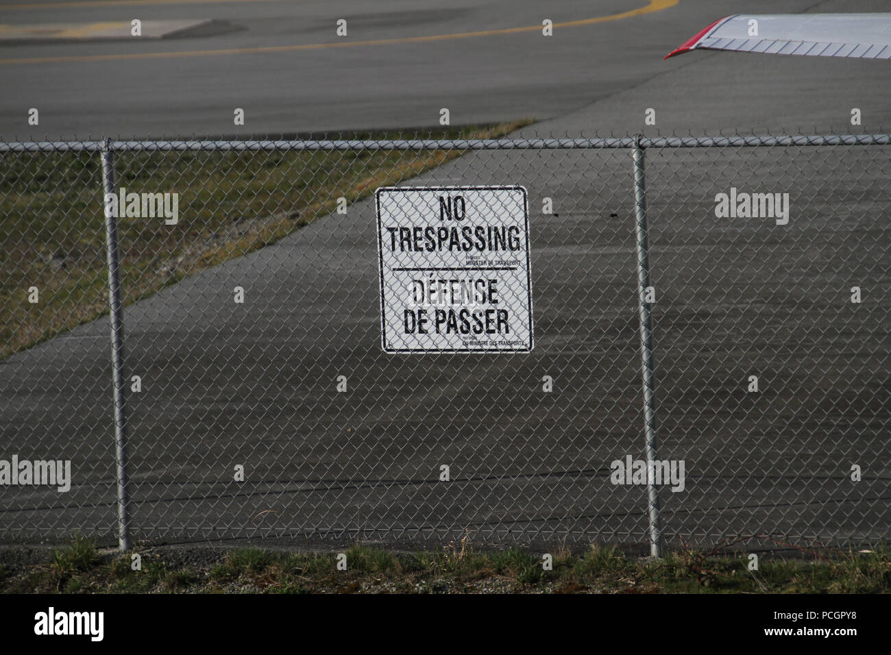 No trespassing sign on chain hi-res stock photography and images - Alamy