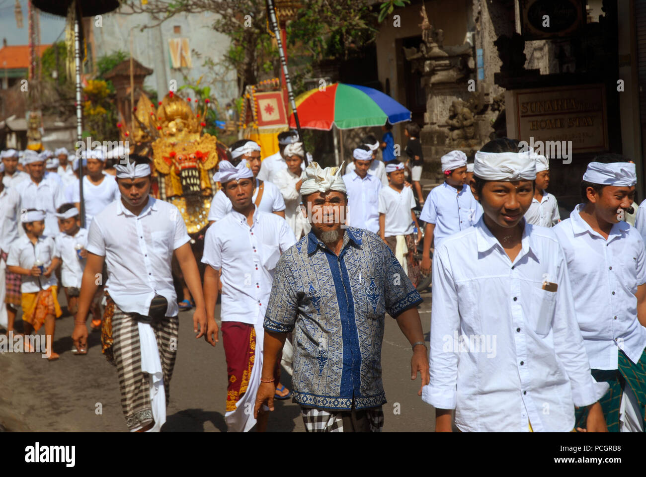 A Hindu temple procession, walking through the streets of Ubud, Bali ...